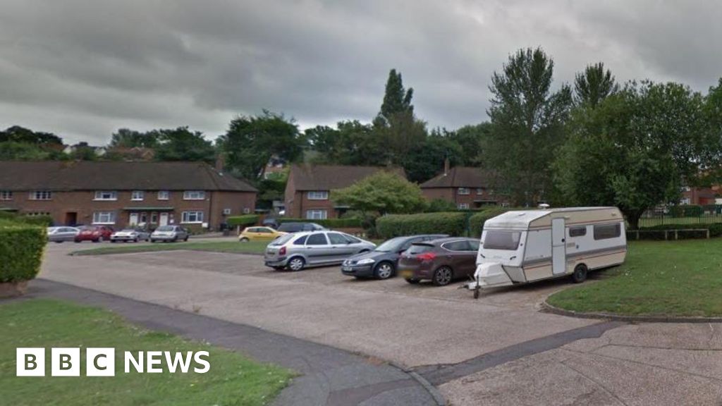 Knaphill: Man shot by armed police in Surrey - BBC News