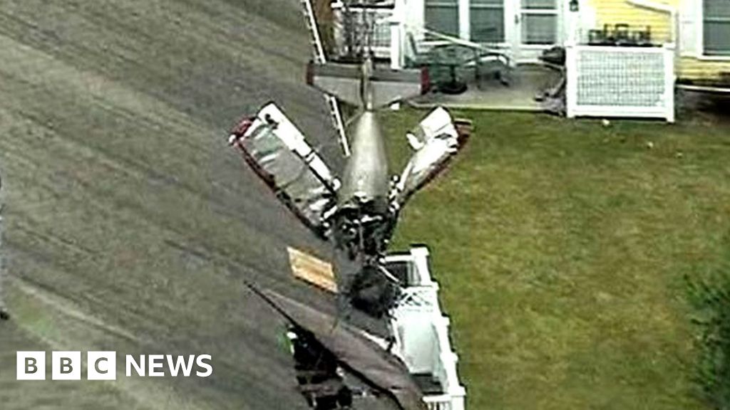 Crashed plane removed from Massachusetts roof - BBC News