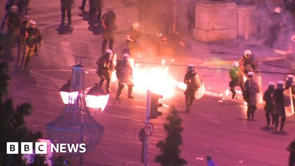 Greece debt crisis: Police use teargas in Athens protests - BBC News