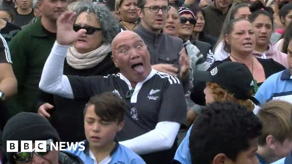 New Zealanders attempt world's largest haka in Rotorua - BBC News