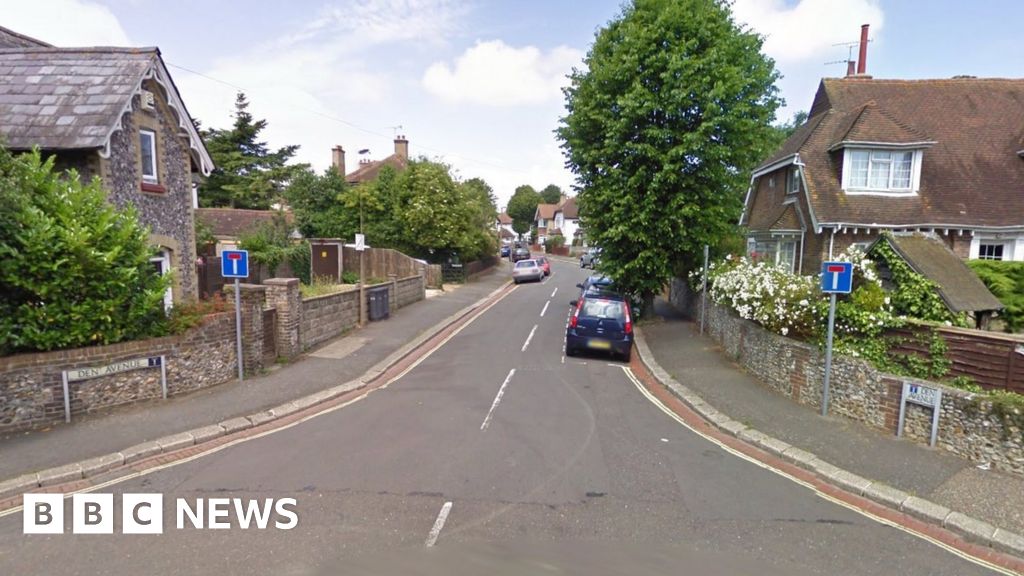 Bognor Regis woman punches burglar in the face - BBC News