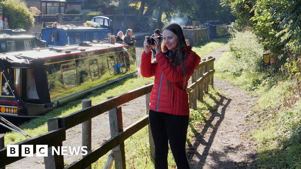BBC Weather Watchers: Gnosall photographer's canalside focus - BBC News