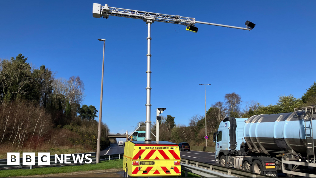 Drivers using phones or not wearing seat belts targeted by AI - BBC News
