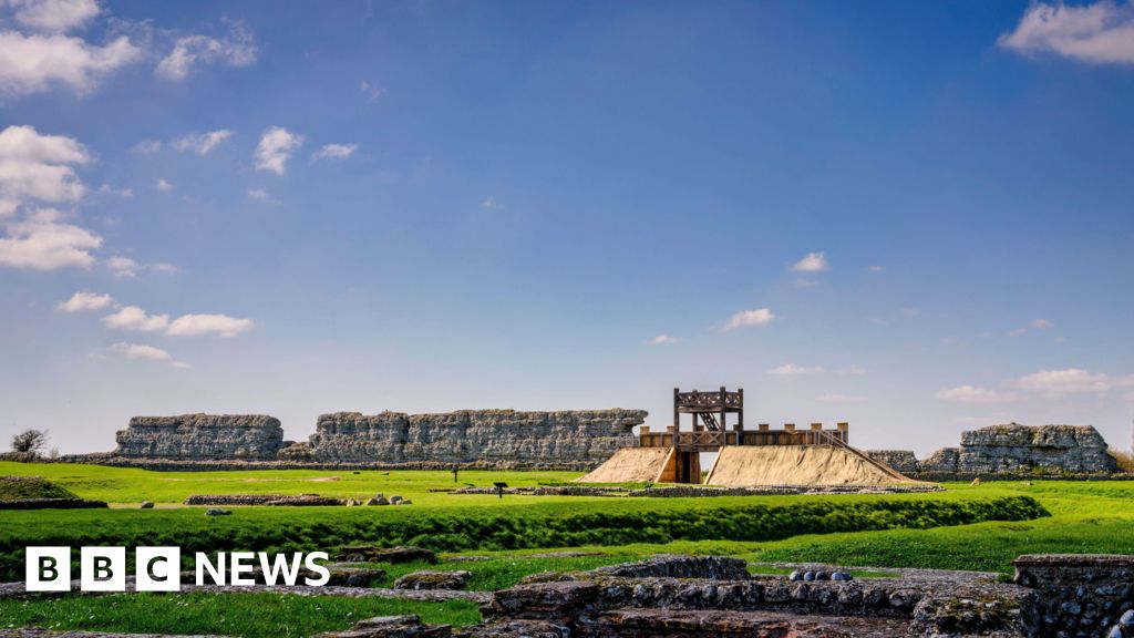Richborough Fort: Roman times brought back to life - BBC News