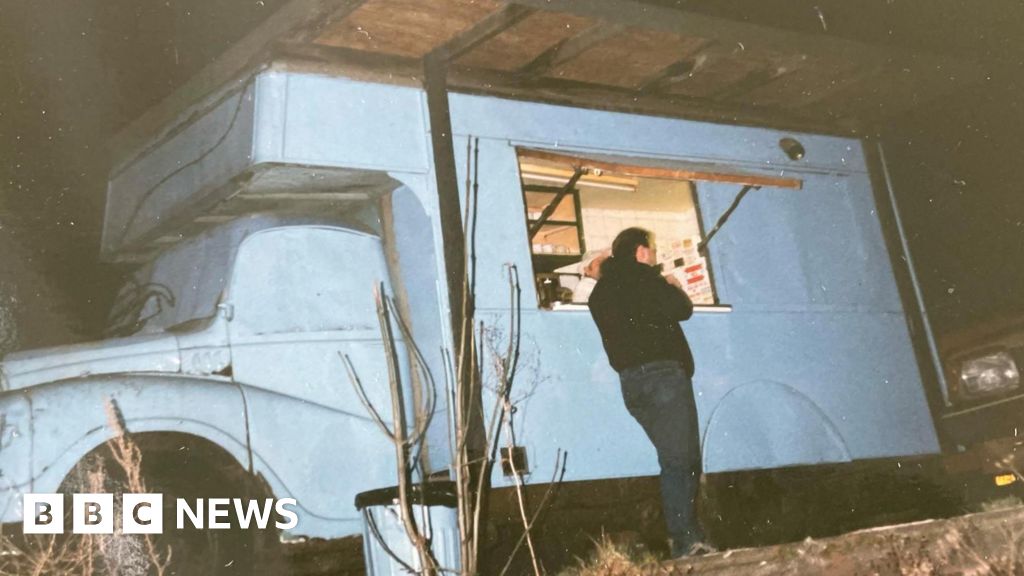 Sheffield burger van Greasy Vera's inspires new stage show - BBC News