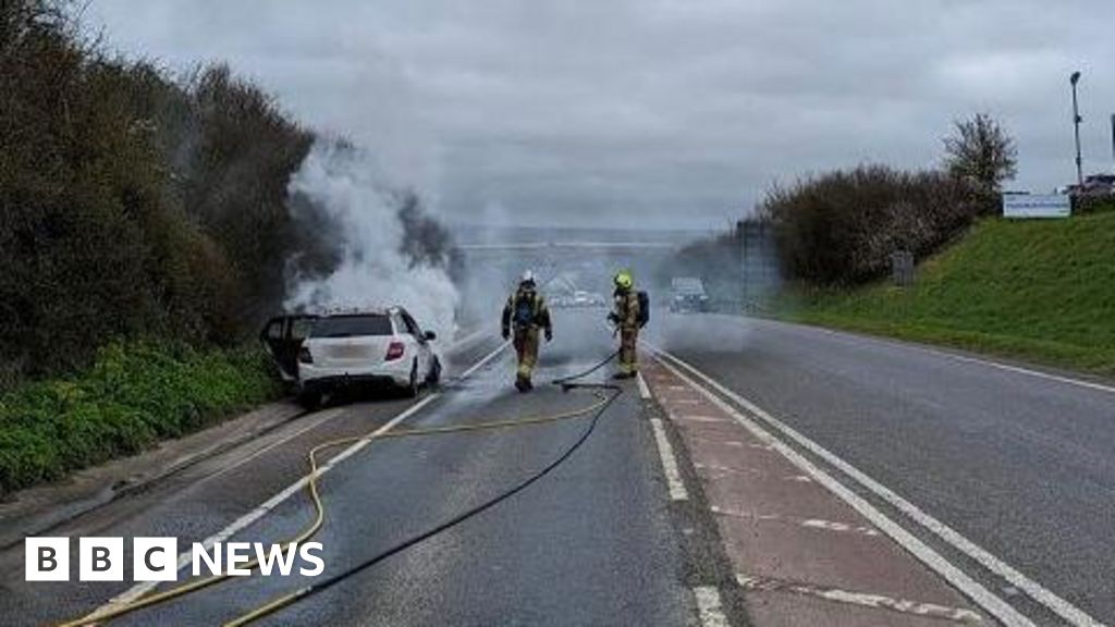 Firefighters battle A39 car blaze in Cornwall - BBC News