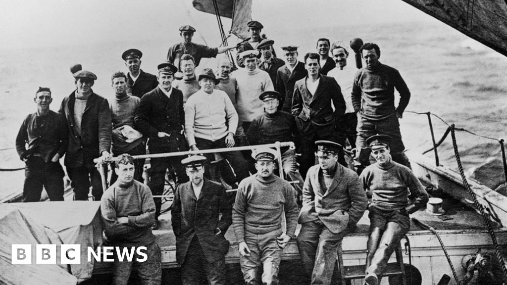 Shackleton descendant visits Hull photo exhibition - BBC News