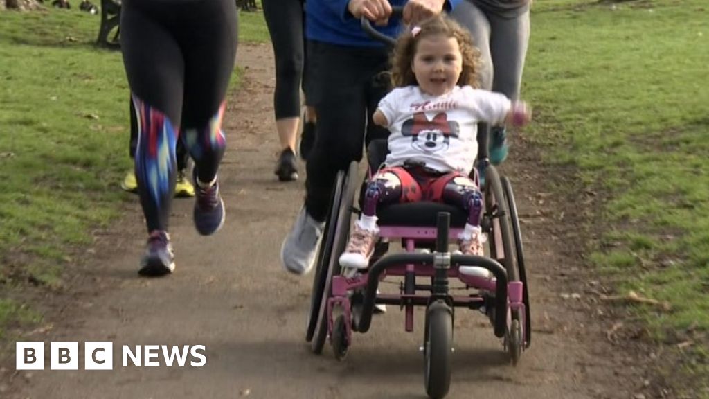 Limbless girl to take part in Bath half-marathon - BBC News