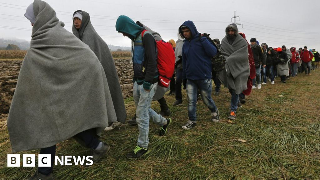 Migrant crisis: Merkel upbeat on integration despite tensions - BBC News