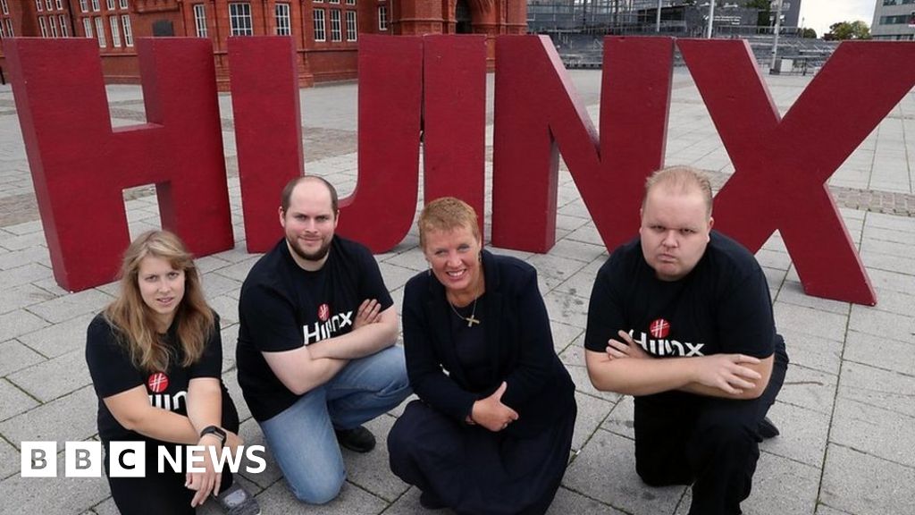 Hijinx tour theatres aiming for neurodivergent Oscar winner - BBC News