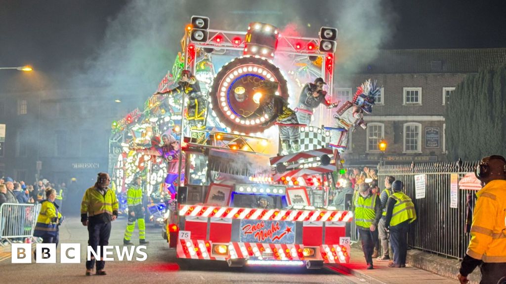 Newspapers & Trending: Carnival highlights