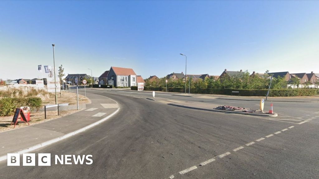 Wantage 'bus gate' to be introduced in new development - BBC News