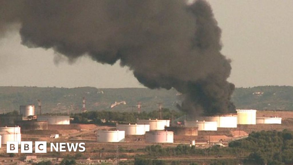 France: Black smoke billows from petrochemical fire - BBC News