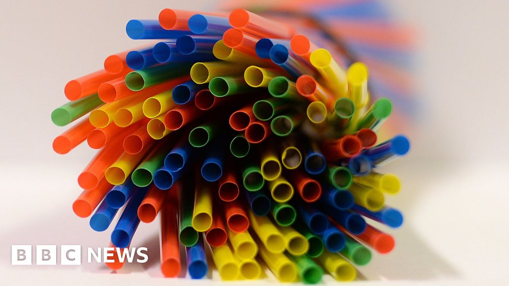 Western Isles' comhairle to phase out plastic straw use - BBC News