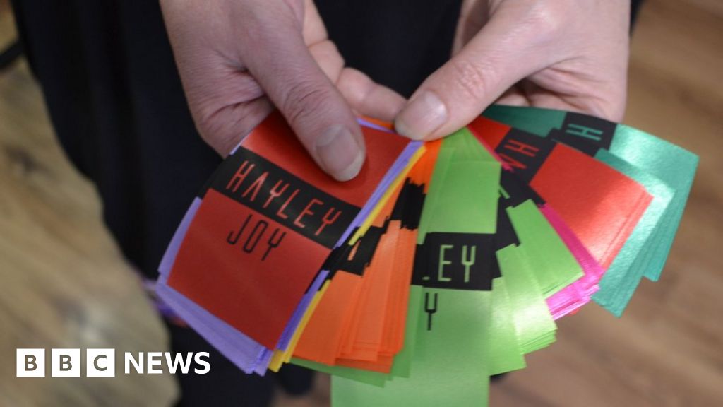 The clothes shop that got rid of size labels - BBC News