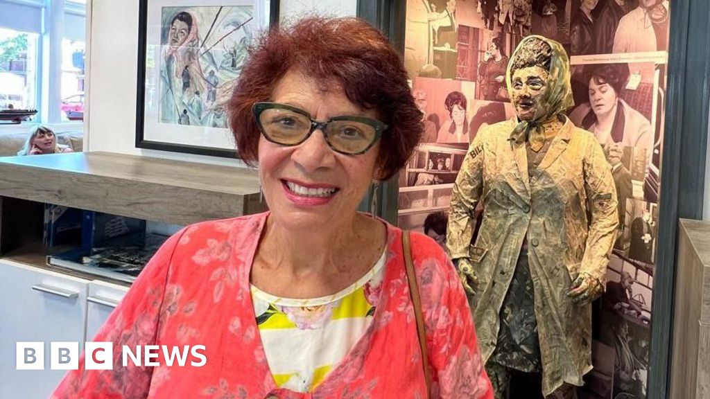Daughter of Hull hero Lillian Bilocca gives thumbs-up to mural - BBC News
