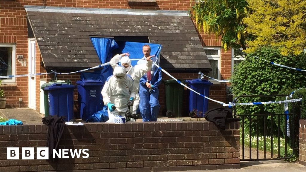 Man arrested in murder probe after body found in Banbury home - BBC News
