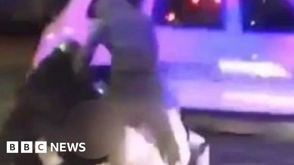 Footage of attack on officers goes viral - BBC News