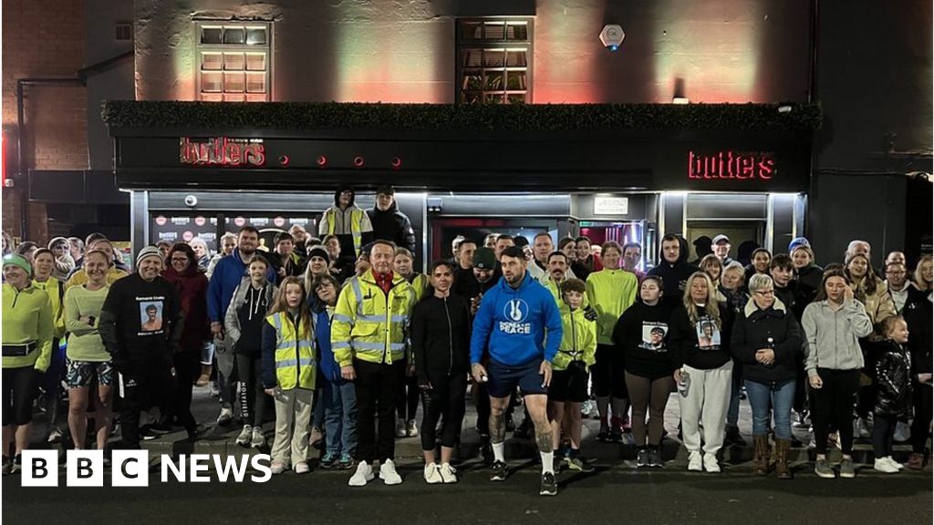 Runners step out in memory of Ramarni Crosby - BBC News