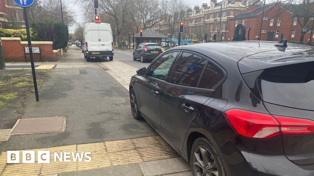 Liverpool: Call for 'traffic warden army' in city - BBC News