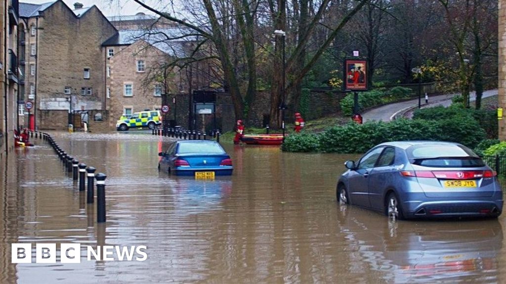 Lancaster flooding: Restored power lost at flood-hit homes - BBC News