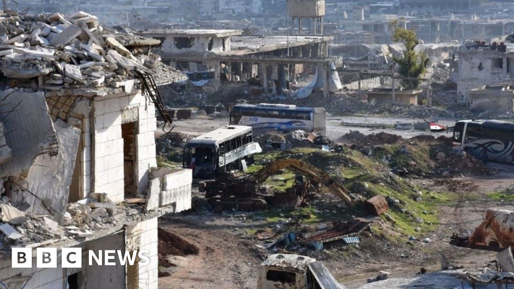 Aleppo battle: Hundreds leave Syria city as evacuations resume - BBC News