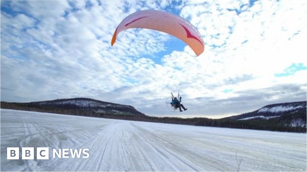 'Human swan' Sacha Dench crosses the English Channel - BBC News