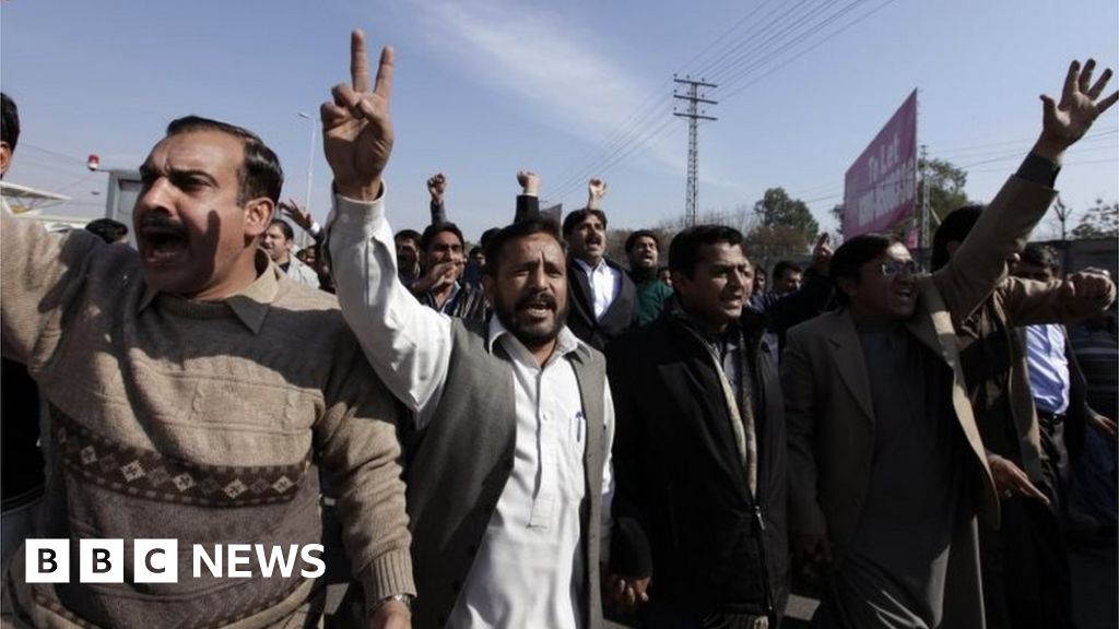 Pakistan airline strike causes flights chaos - BBC News