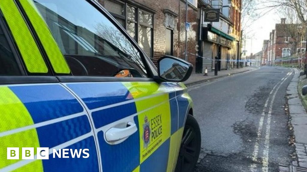 Colchester: Two arrested after boy, 16, stabbed - BBC News