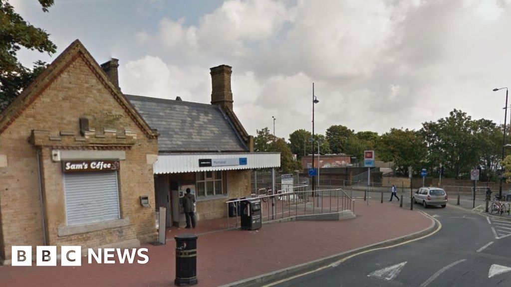 Murder inquiry after man's body found in Plumstead - BBC News