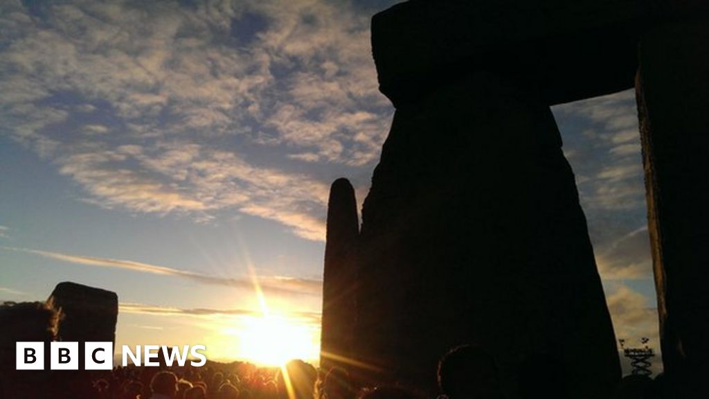 New Stonehenge sunset alignment theory 'shown to be correct' - BBC News