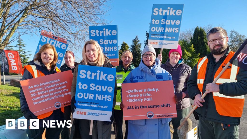 Ambulance strike: Morale at rock bottom say paramedics - BBC News