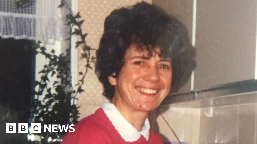 Family appeals to find Joy Hewer's killer 20 years on - BBC News