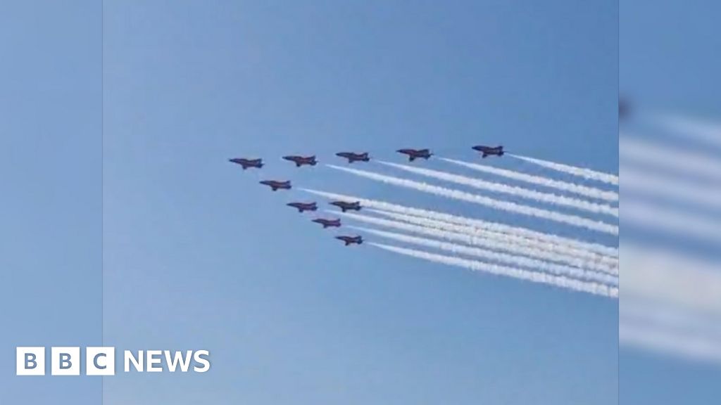 Red Arrows return to Lincolnshire after Exercise Springhawk - BBC News