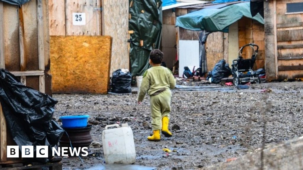Child asylum seekers from Jungle camp launch legal bid - BBC News