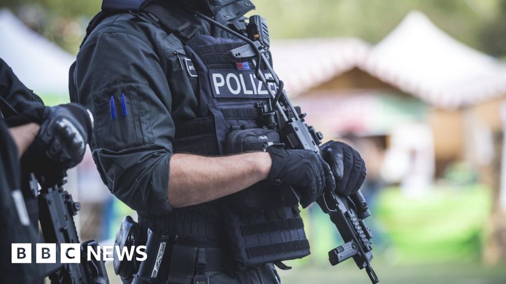 Germany migrants: Police investigate attacks on migrants - BBC News