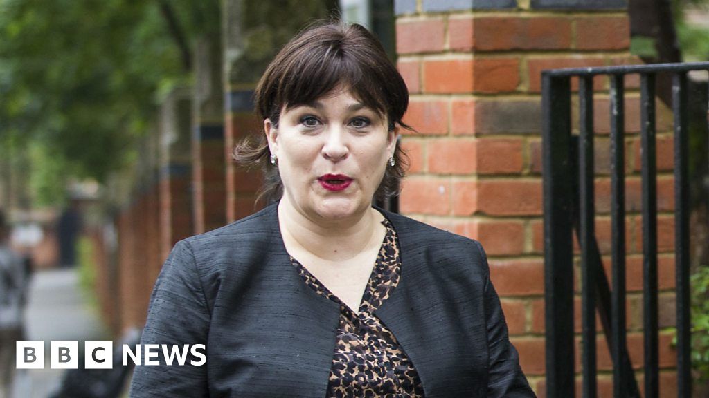 Daily Mail writer Sarah Vine defends 'Legs-it' column - BBC News