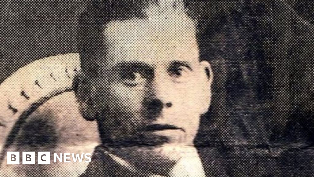 Penrith plaque for war mutineer killed in 1920 - BBC News