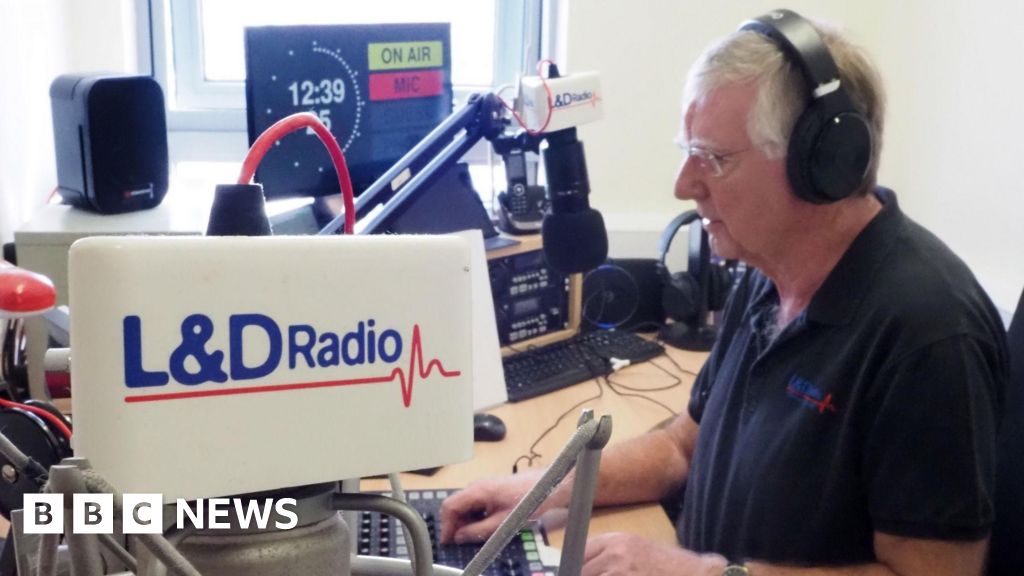 Volunteers in tears as Luton and Dunstable Hospital Radio closes - BBC News