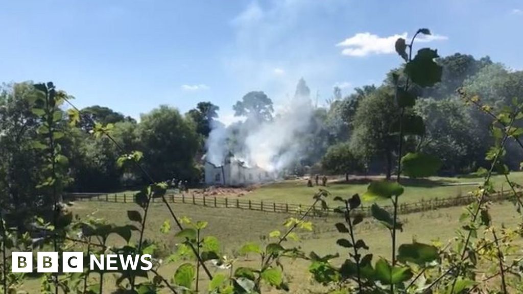 Up to 50 firefighters tackle Whiteparish thatched cottage blaze - BBC News