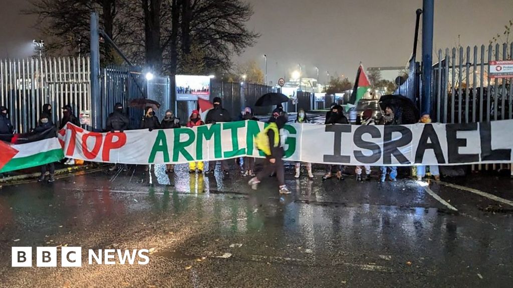Protesters at BAE Systems Glasgow yard - BBC News