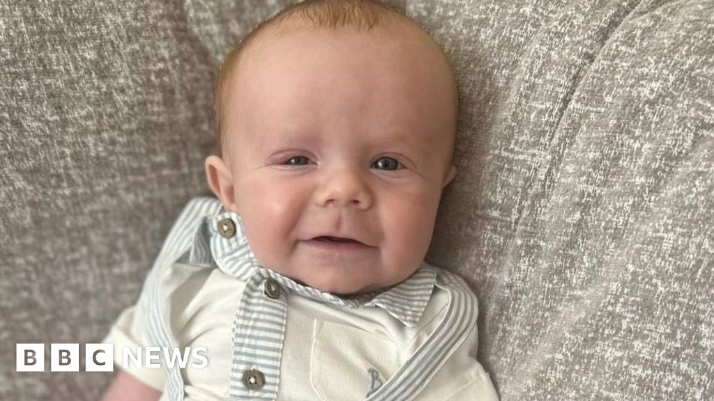 Thousands of stem cell donors sign up to help Liverpool baby - BBC News