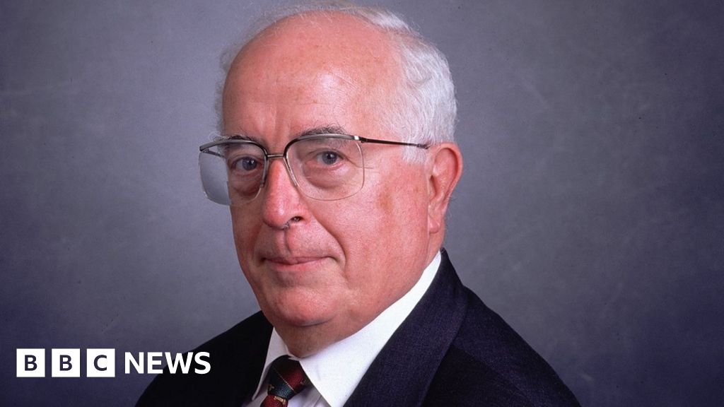 Former Hull MP Kevin McNamara dies aged 82 - BBC News