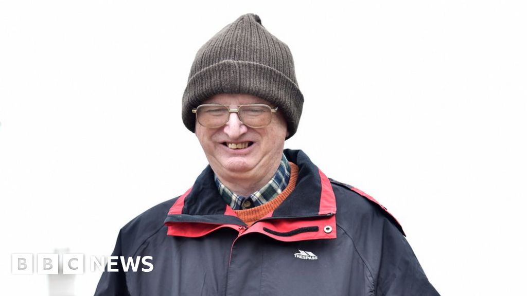 Daniel Curran: Paedophile who breached court order avoids jail - BBC News