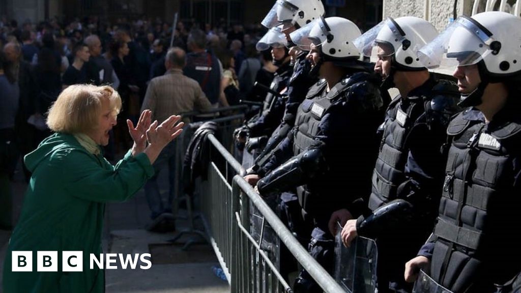 Serbia protests: President Vucic the target of Belgrade rally - BBC News