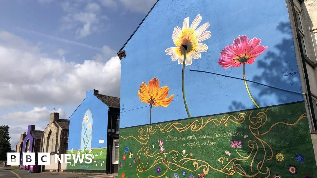Liverpool's Flower Streets given floral makeover - BBC News