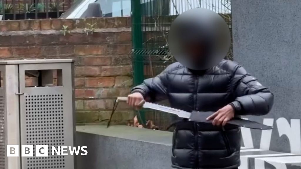 Nottingham: Video shows group wielding machetes in city centre - BBC News
