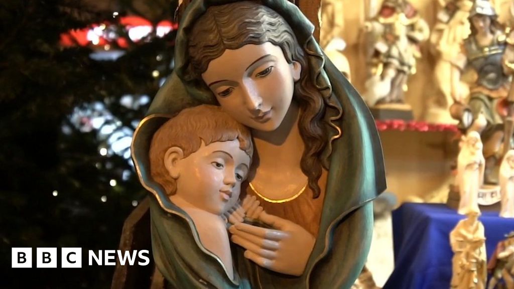 Christ Child fight-back against Santa for Austrian Christmas - BBC News