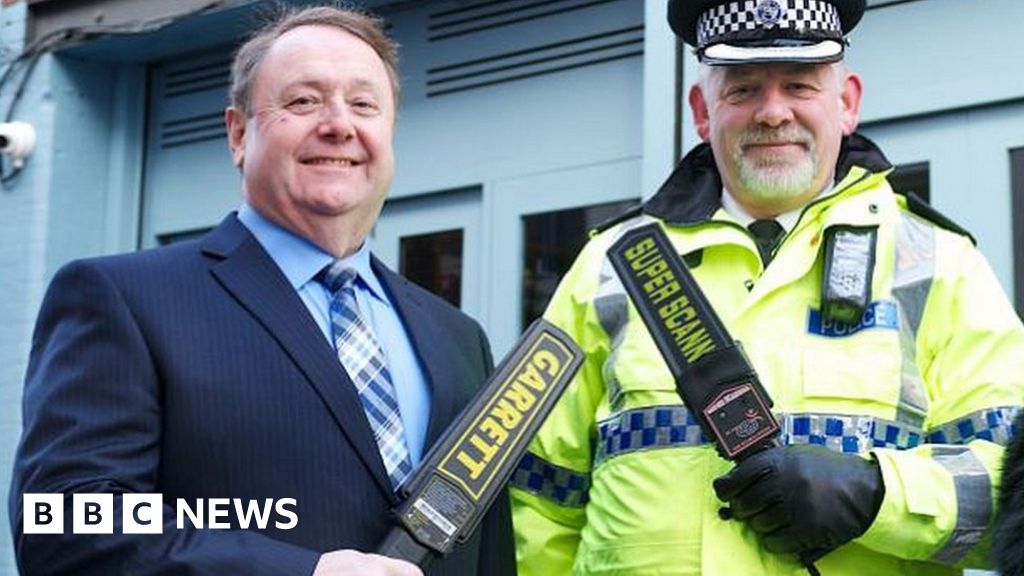 Liverpool bars given 'wands' to fight knife crime - BBC News