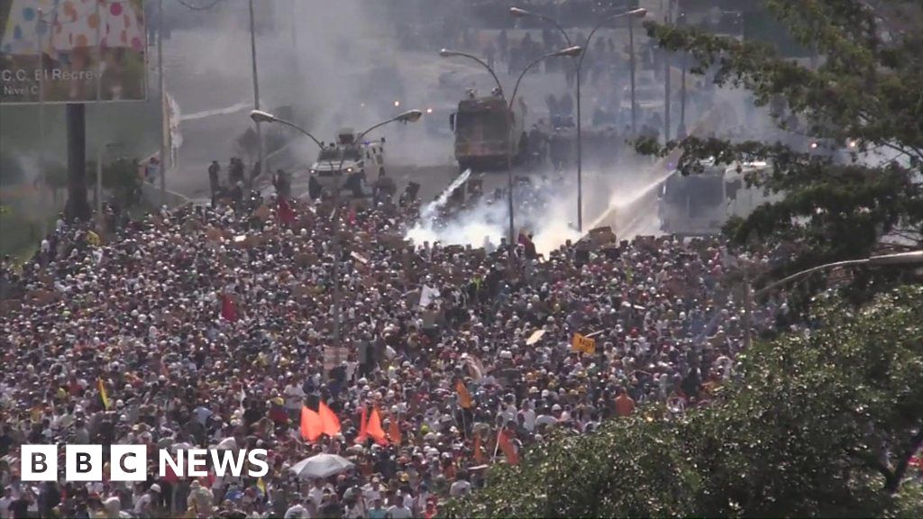 Venezuela protests: On streets of Caracas - BBC News
